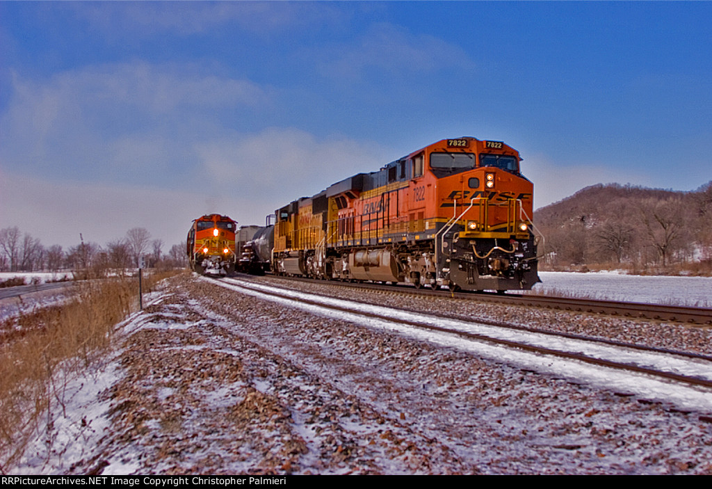 BNSF 7822 Leads M-LINTUL1-31 past H-LINKCK1-31